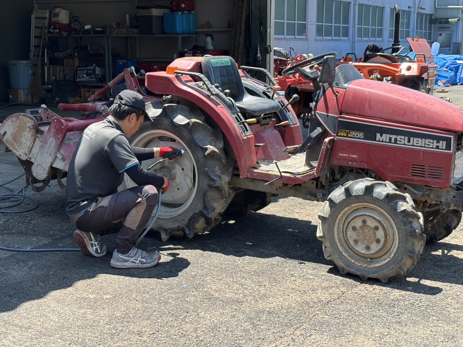 Tractor Cleaning: Before & After! - ワールドブリッジ株式会社